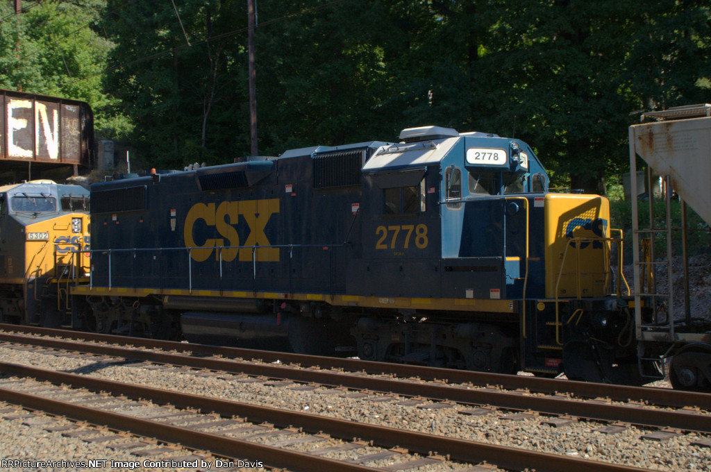 CSX GP38-2 2778 trails on Q438-25